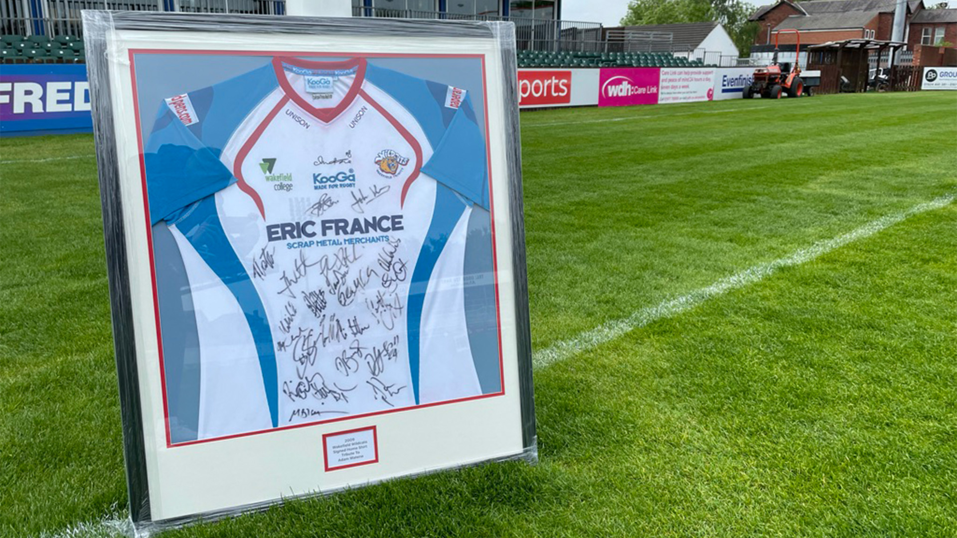 Signed & Framed Wakefield Trinity Home Shirt 2009 - a Sports ...